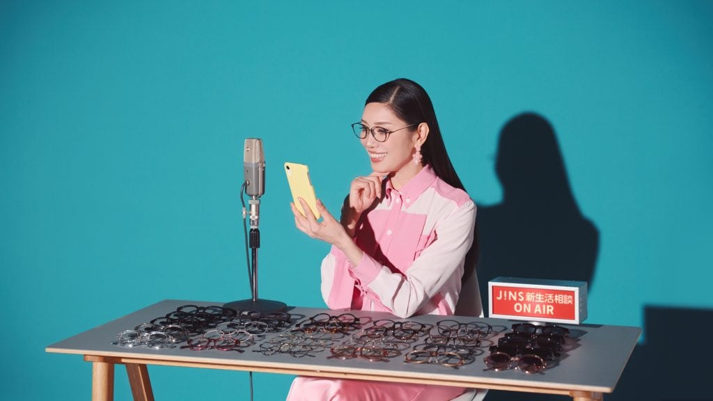 新生活応援TVCM 4/21（金）よりオンエア！アン ミカさんが新生活のどんなお悩みもメガネで解決！？ | ニュースリリース | 株式会社ジンズホールディングス